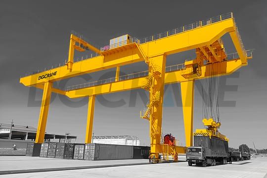 Portiques à conteneurs montés sur rail RMG ou sur pneus RTG : 4 ...