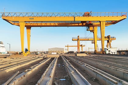 Portiques à conteneurs montés sur rail RMG ou sur pneus RTG : 4 ...