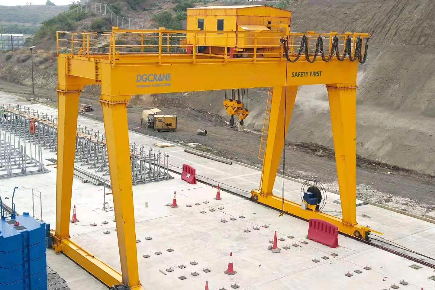 FEM Standard Gantry Cranes Manufacturer in China | DGCRANE