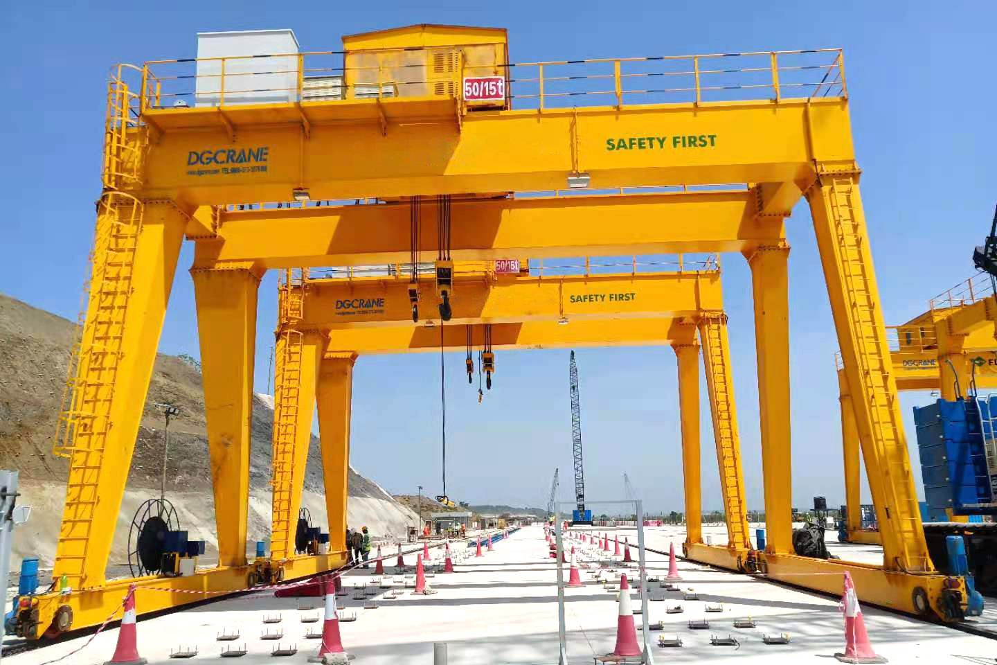 FEM Standard Gantry Cranes Manufacturer in China | DGCRANE